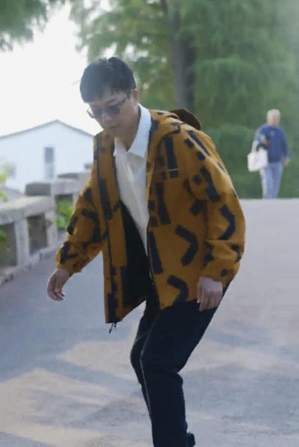 The contrast between 51-year-old Liu Yijun privately is huge ...
