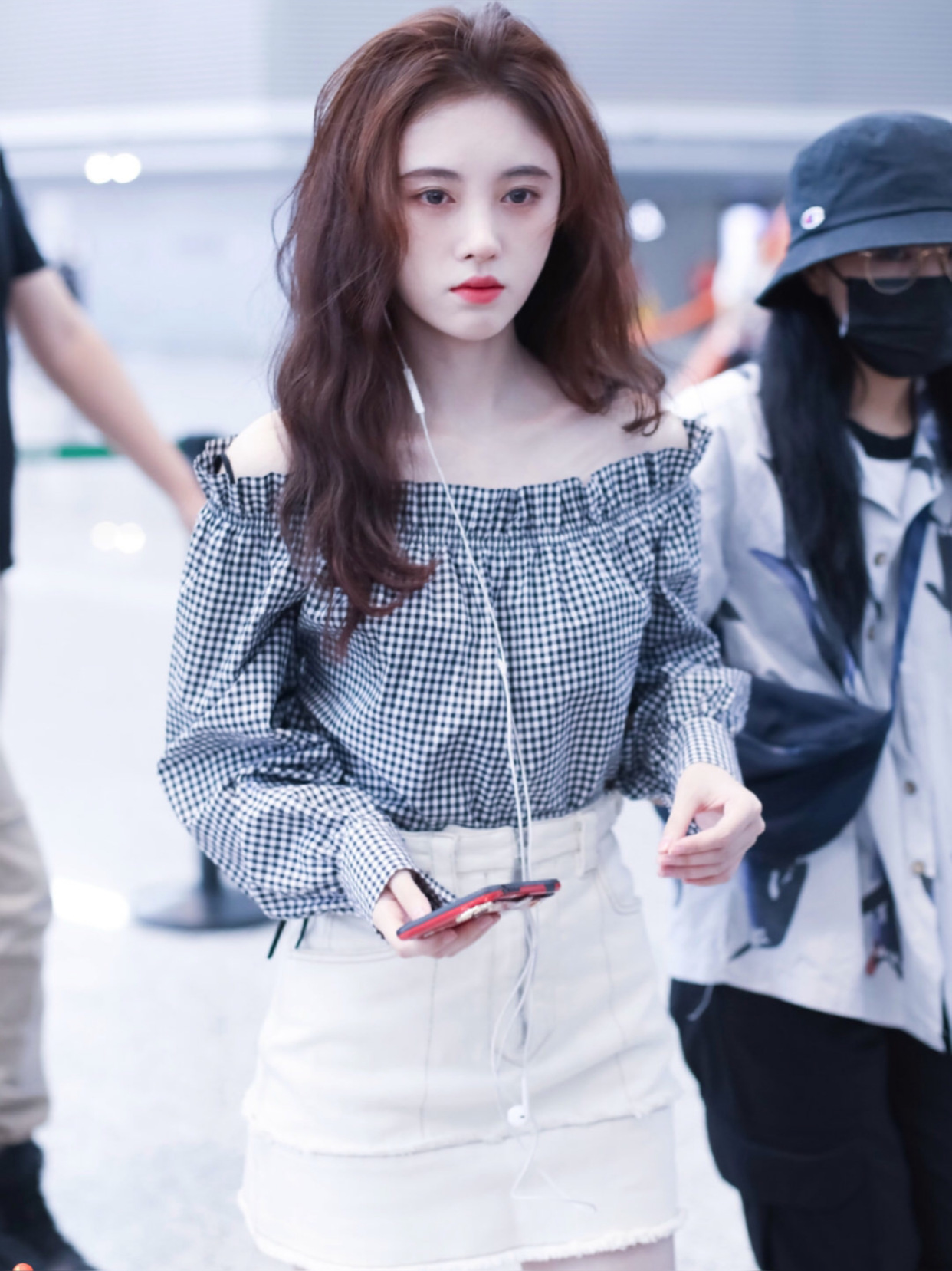 172cm Guan Xiaotong and 159cm Ju Jingyi, both shirts and denim skirts ...