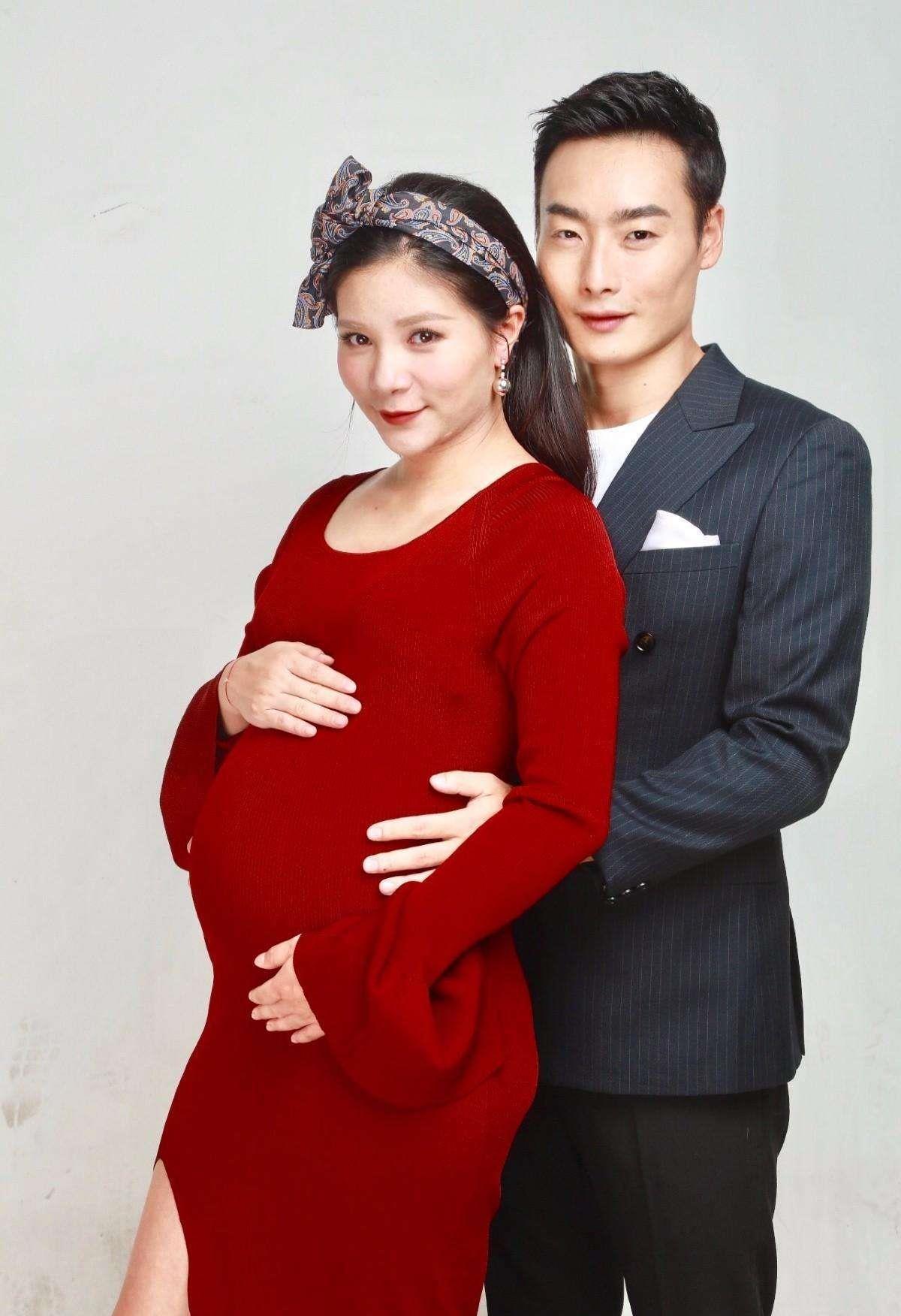 He Zi, the goddess of diving, took a photo with her husband and ...