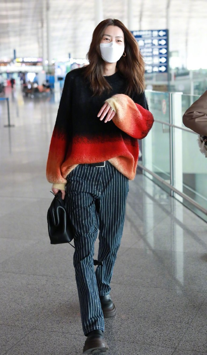 Liu Wen deserves to be a supermodel, sweater with striped pants, 3 ...