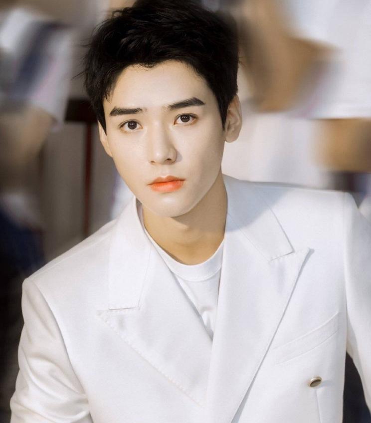 The photo of Gong Jun's graduation from university was exposed. It is ...