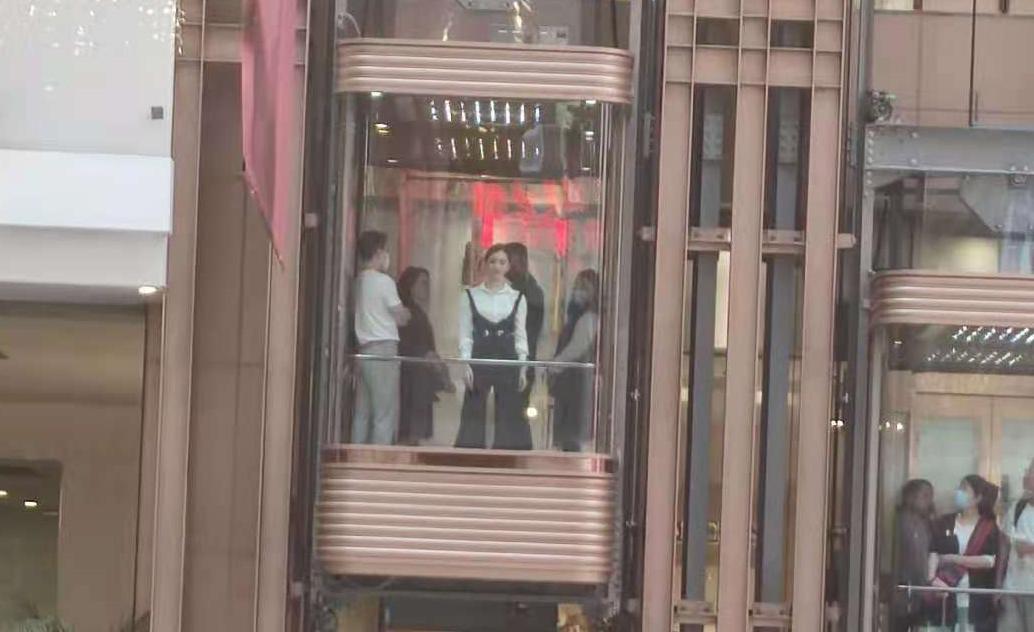 Liu Shishi elevator photo became famous scene!Wearing a tight-fitting ...