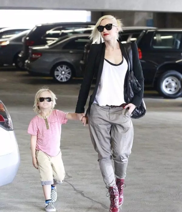 The 52-year-old aunt is as sexy and hot as a girl, with bumps and bumps ...