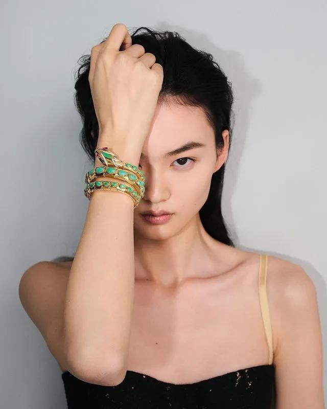 Another "ugly model" out of the circle!Looks like a cuckoo: What?Russia ...