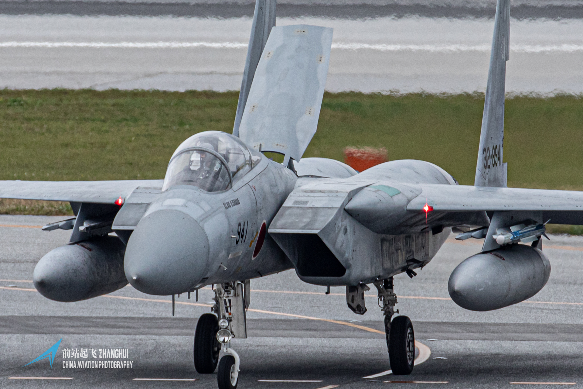 The Navy's Su-30 fighter strikes to warn to drive away, and recognizes ...