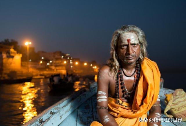 There is an ascetic monk in India who raised his arm high for 46 years ...