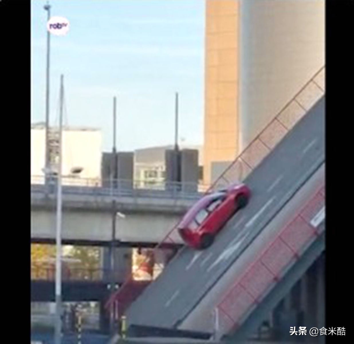 The Belgian bouncing bridge suddenly rises and the car falls from the ...