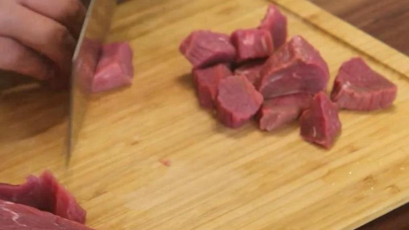 Teach you how to make Xinjiang-style roast beef with potatoes. It is ...