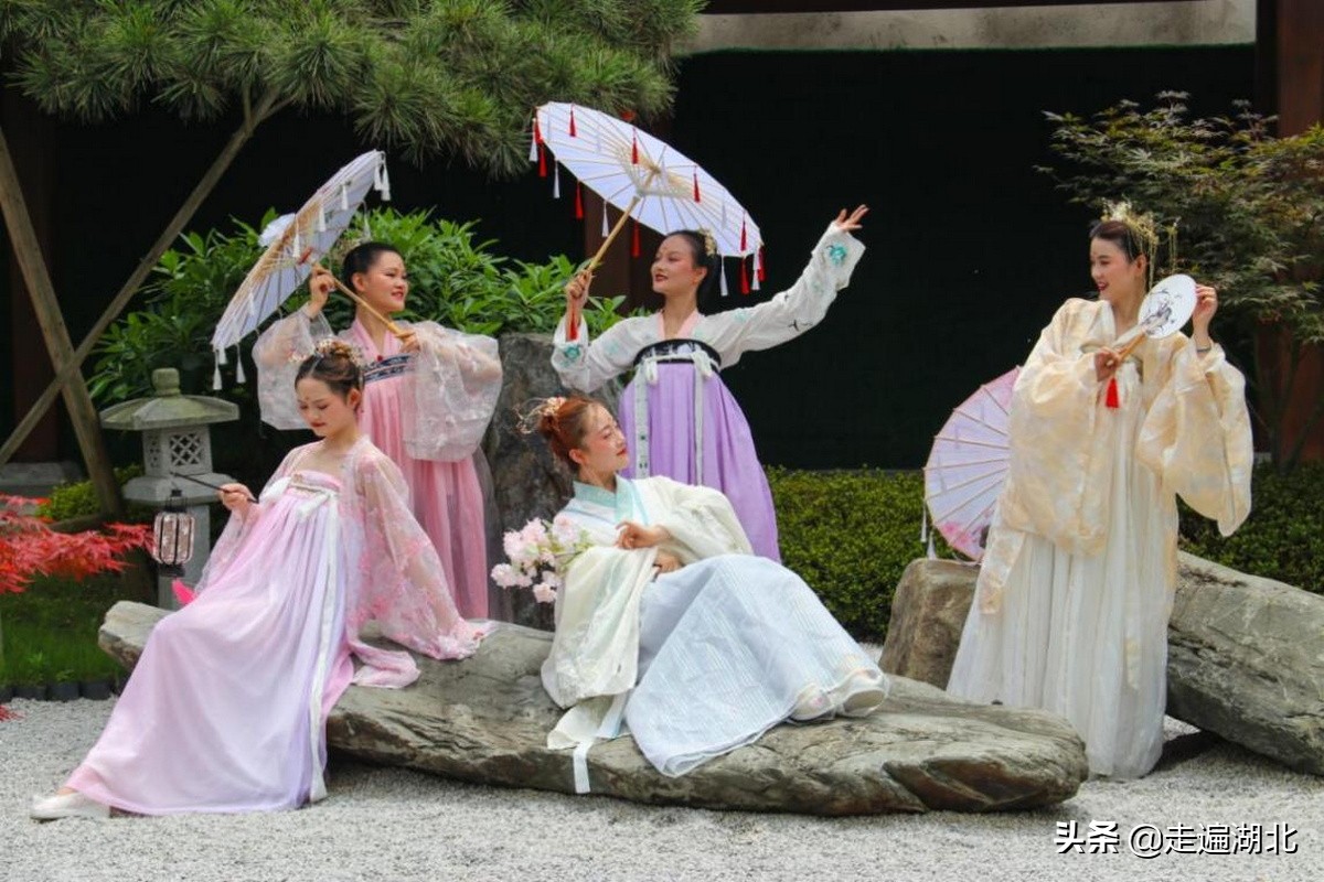 Watch Huangmei Opera, appreciate the national style, dance, listen to ...