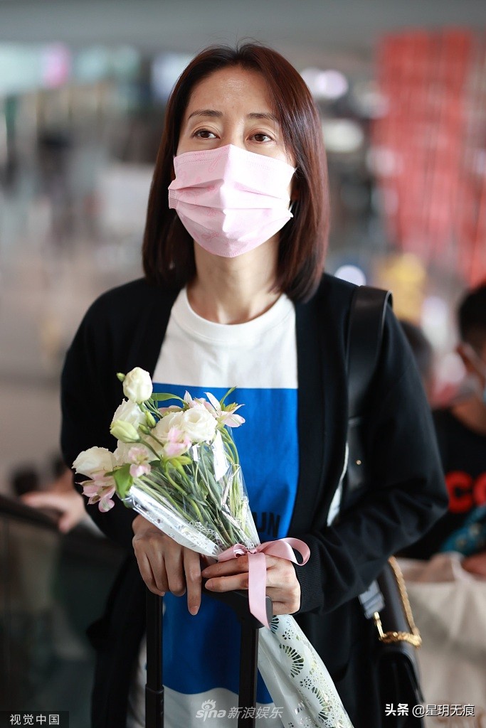 Liu Mintao is full of literary and artistic breath with flowers in hand ...