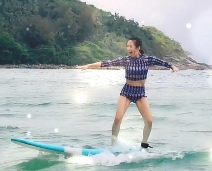 Lu wore a tight swimsuit to surf at sea, but fell into the water accidentally due to poor ...