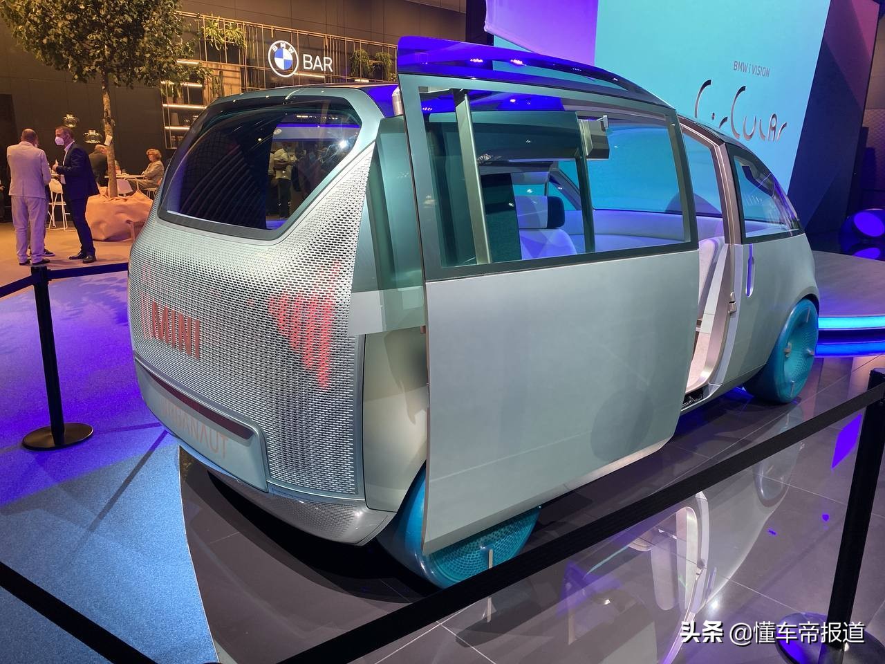Four wheels + sofa?MINI's new four-seater concept car released - iNEWS
