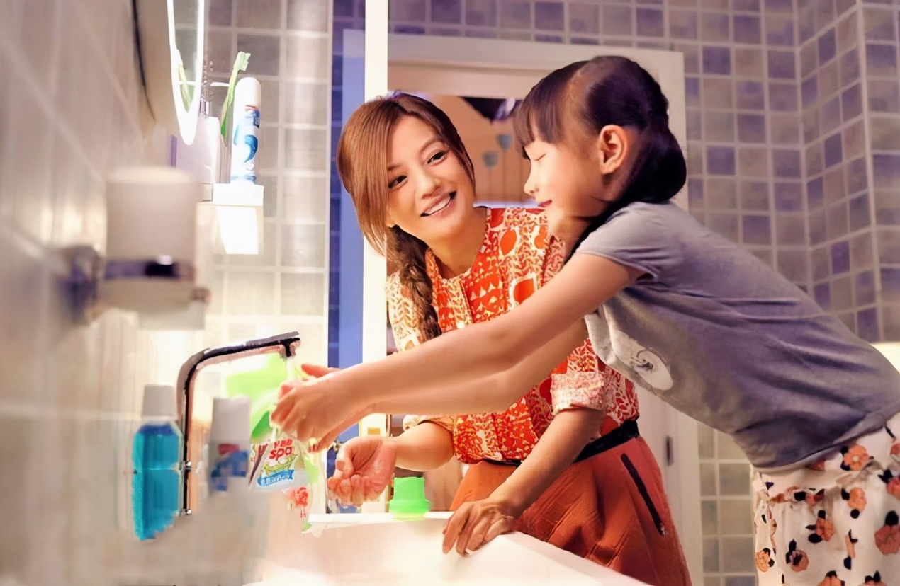 Zhao Wei's "daughter" has grown up to be a big girl, from a little girl ...