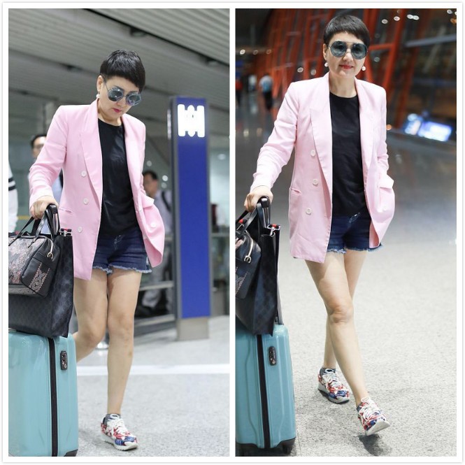 Zhang Kaili is well dressed and able to wear pink denim shorts, solemn ...