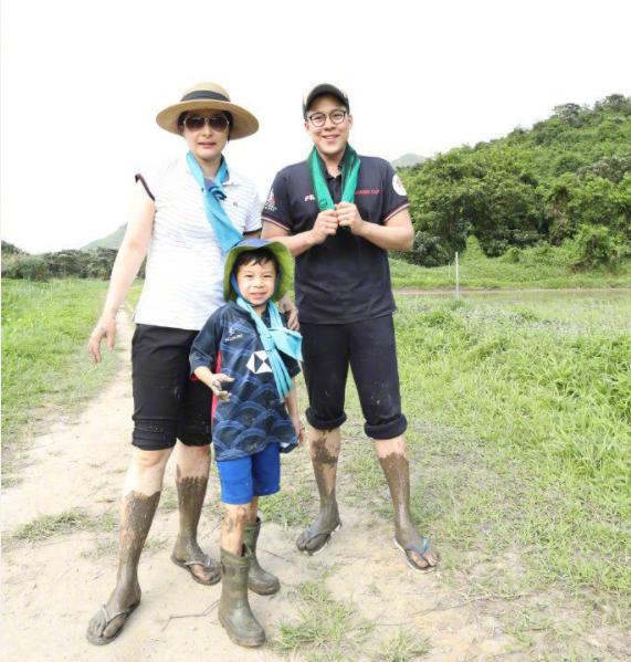 Huo Qigang posted a video, skateboarding with his wife Guo Jingjing - iNEWS