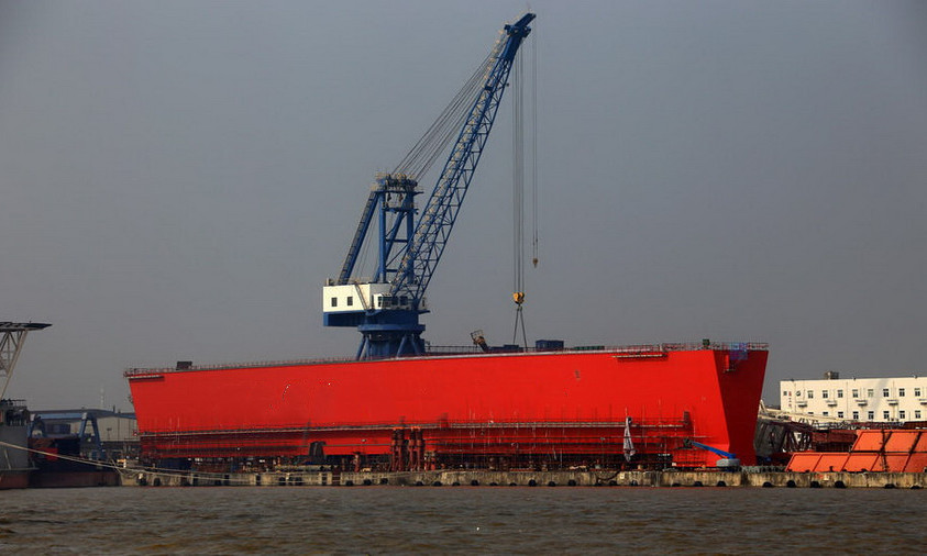 How does the 1,600-ton super gantry crane capable of building an ...