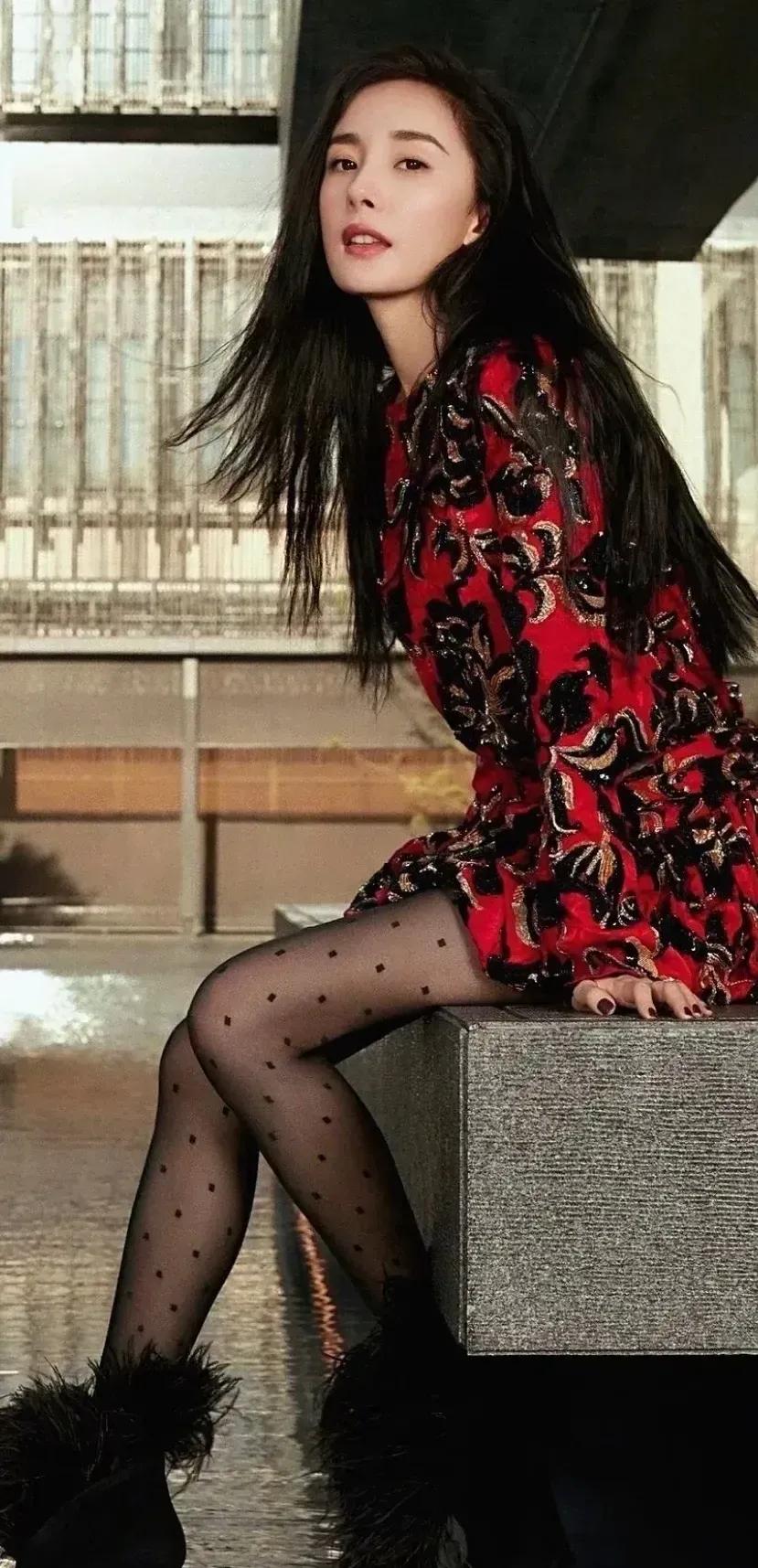 Yang Mi stockings beautiful legs and high heels - iMedia