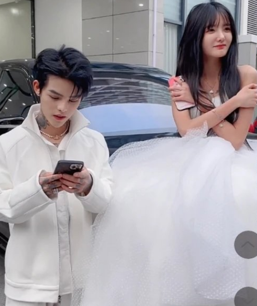 Yin Shihang was photographed while walking around Lulu, and Lulu had ...