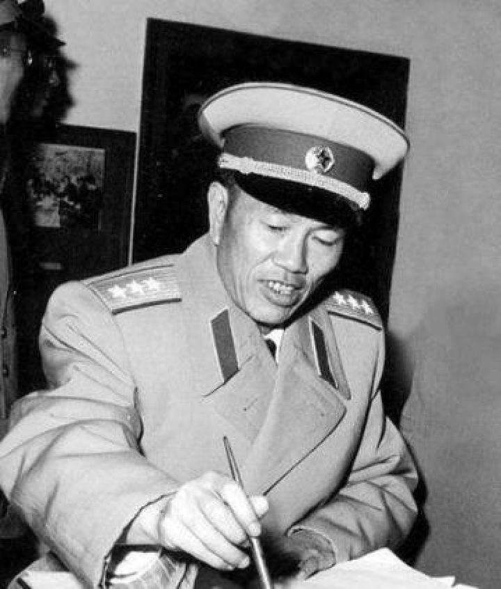 In 1965, when Peng Dehuai watched Deng Hua on a rainy night, he stood ...