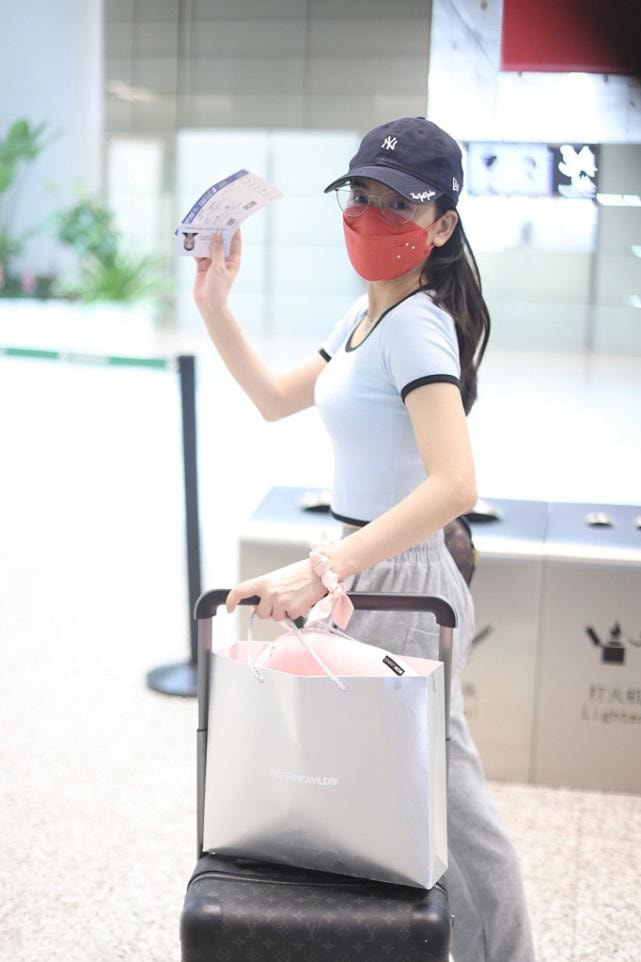 Fang Yuan walked to the airport in a tight-fitting umbilical dress, her ...