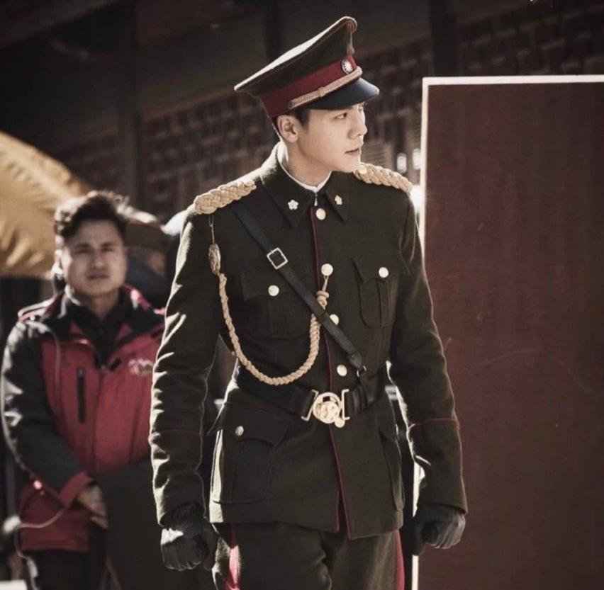 Which one is better in military uniform style?Chen Xingxu's new play ...