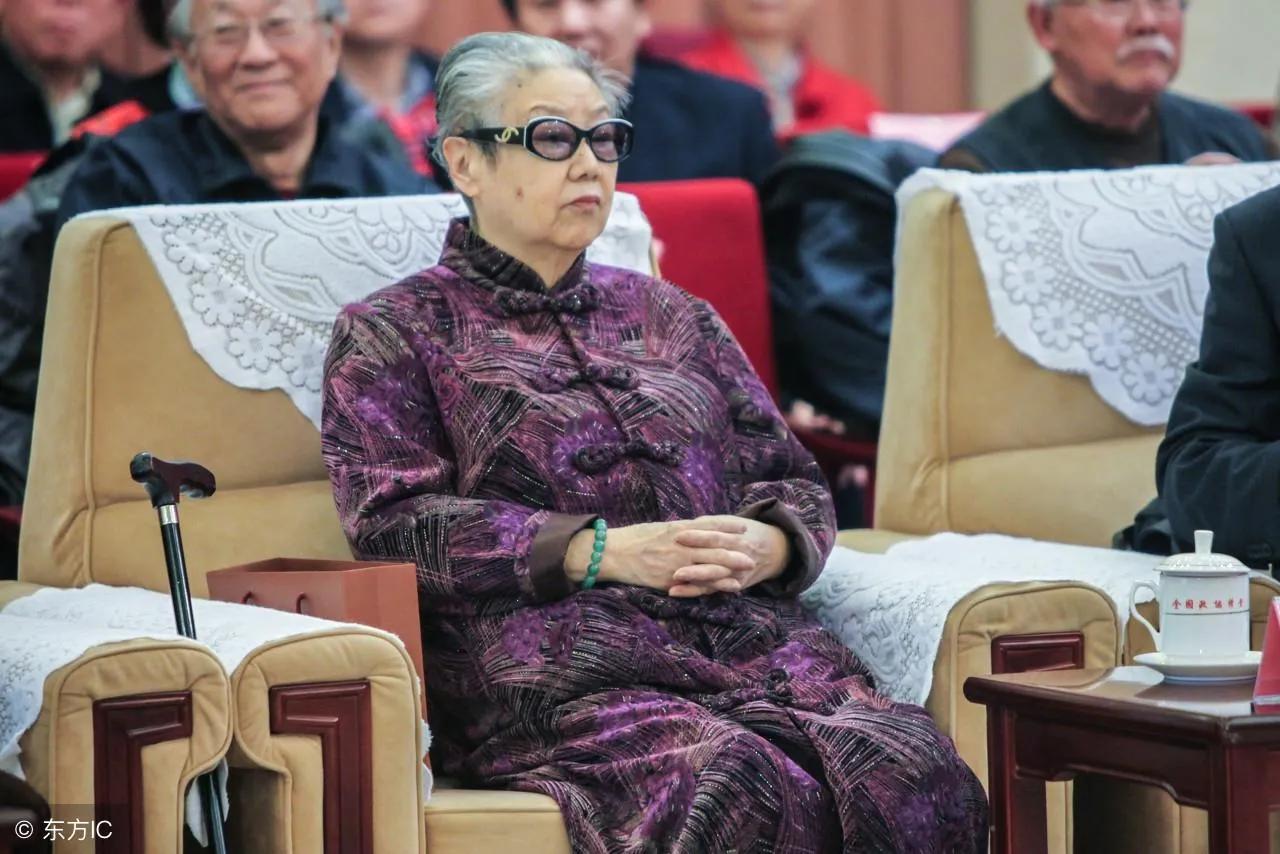 Several famous masters in Peking opera circles: Xin Yanqiu, Li Shiji ...