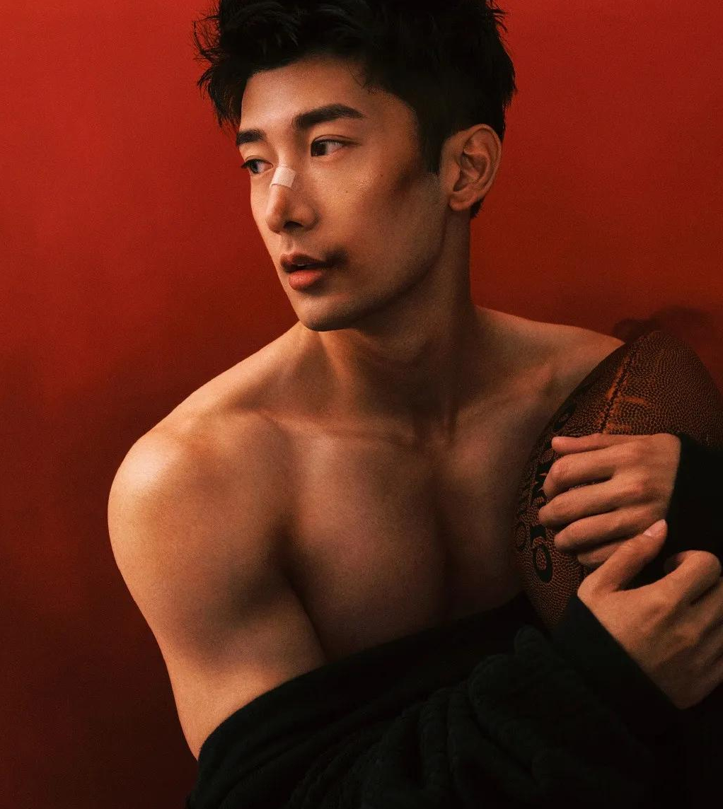 He is 180 cm and weighs 130 kg. He looks thin but has such a great body ...