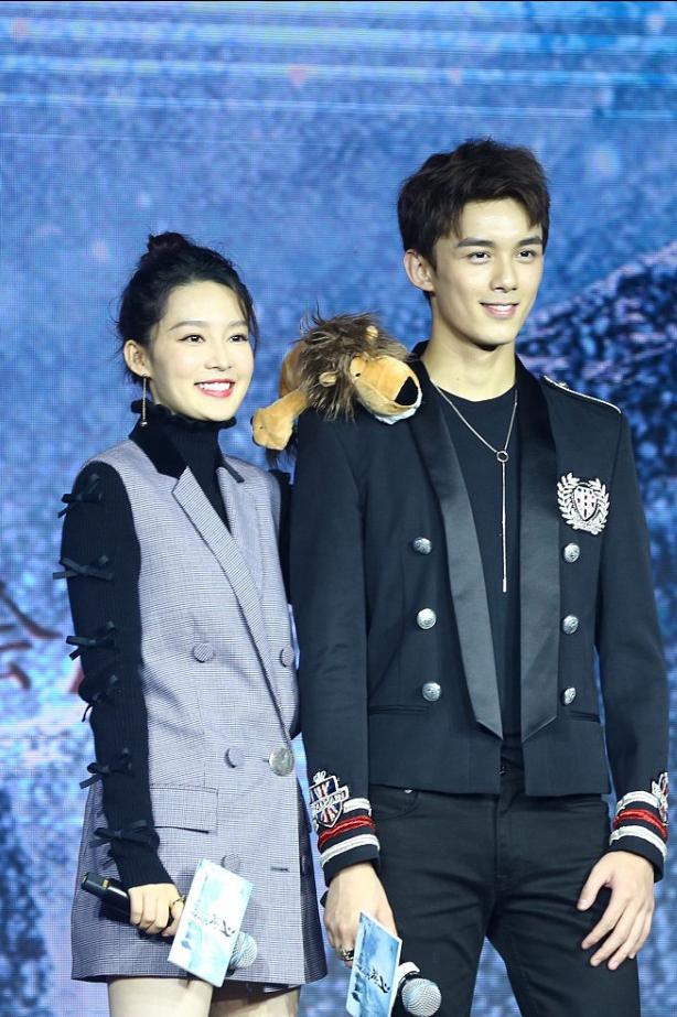 Li Qin and Wu Lei, who is 9 years younger, stand together, there is no ...