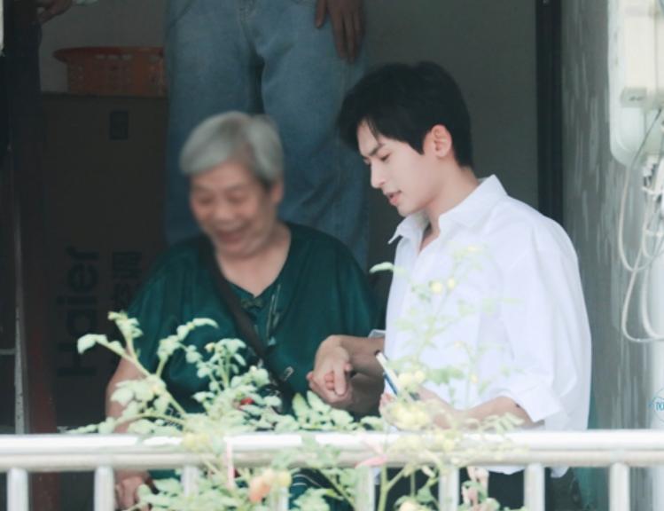 Zhang Zhehan helped the old grandma down the stairs, netizens praised ...