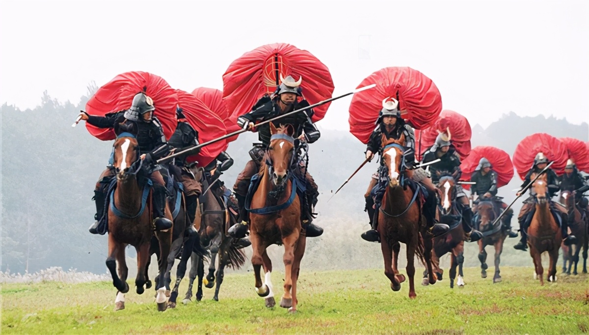 Why do Japanese samurai always carry a big burden when they fight? What ...