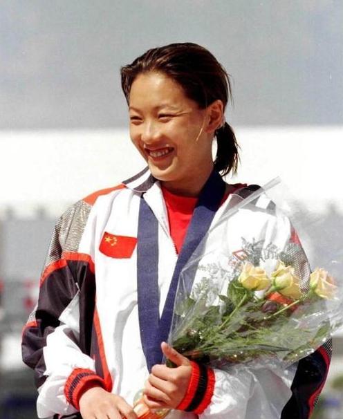 43-year-old Fu Mingxia met with 8 Kutais, and she wore a printed shirt ...