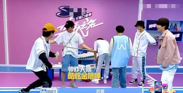 Little Fresh Meat, who was sent to a doctor for a cut finger, switched ...