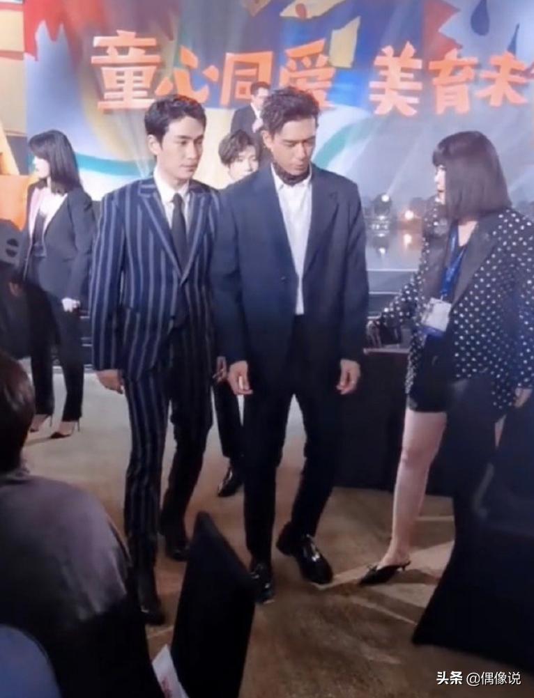 Charity dinner infield: Yang Mi and Zhu Yilong ate at the same table, Wang Yuan sitting next to ...