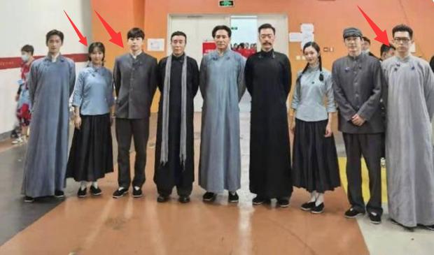 Yang Zi took a group photo behind the scenes, 3 times next to Deng Lun ...