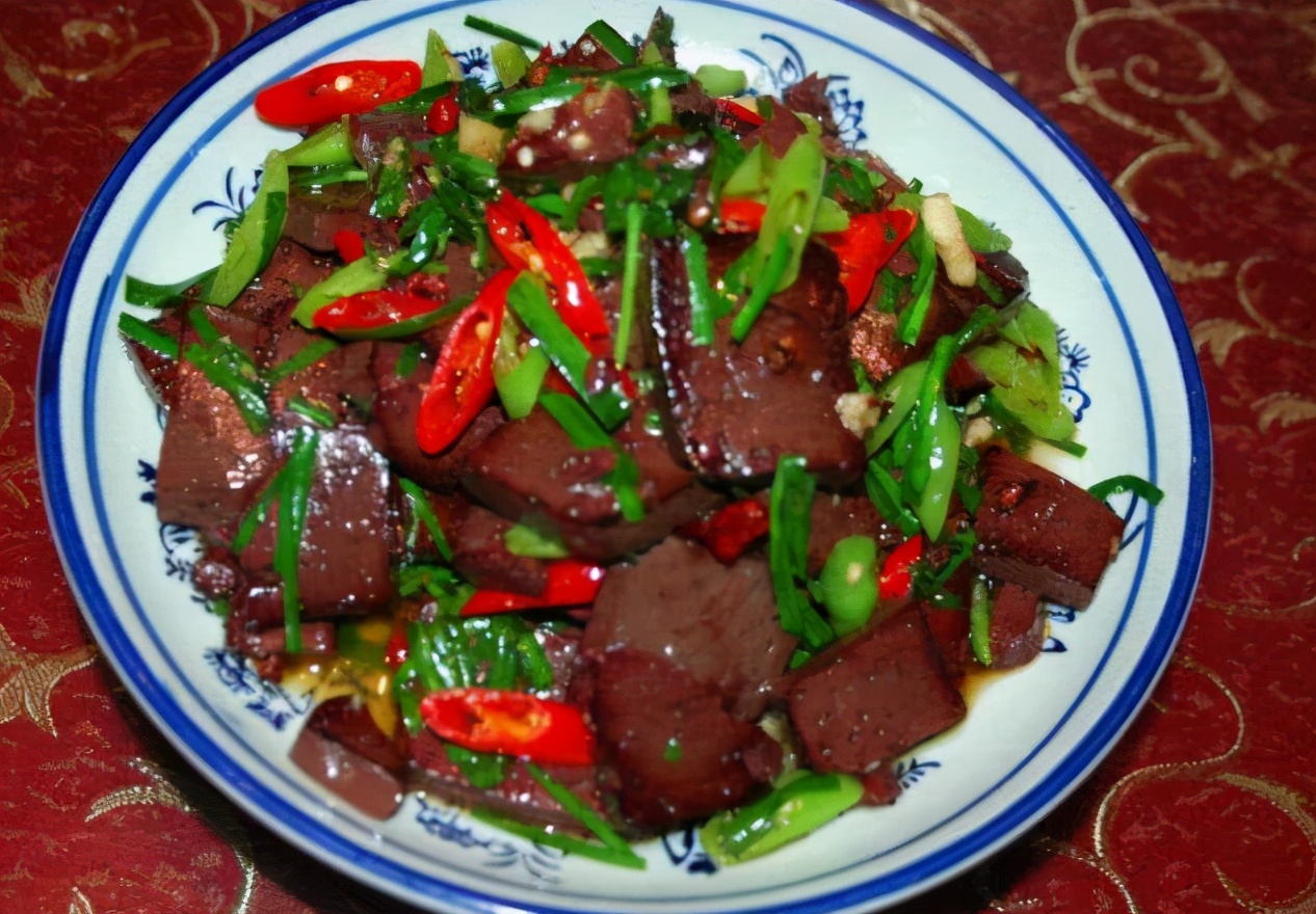 Stir-fried pork blood, don't cut it, just fry it!Keep in mind an ...