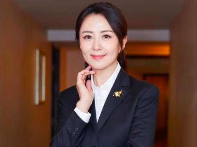 Yu Hewei and the three women behind him - iNEWS