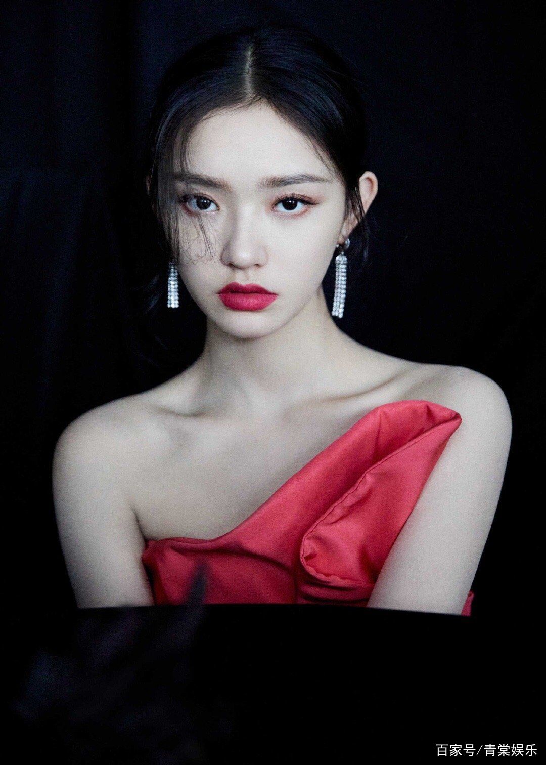 The first laugh in the new year, Lin Yun posted a post late at night ...