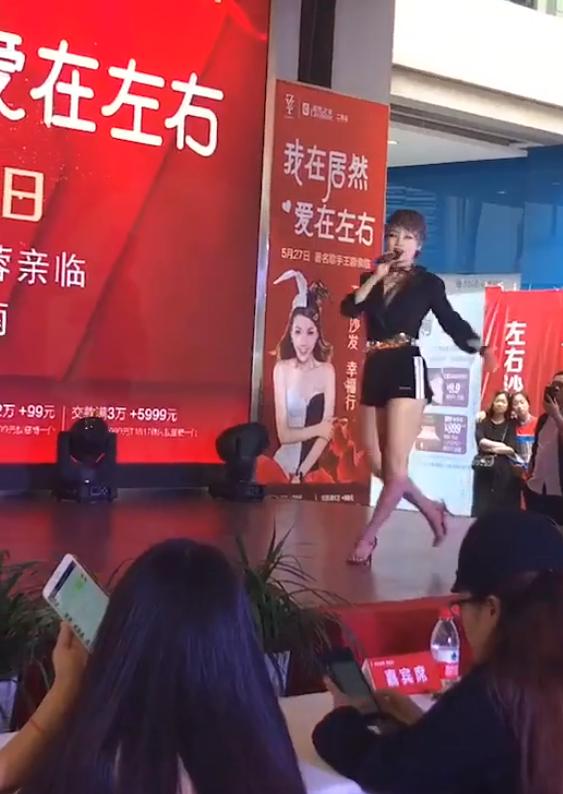 The 42-year-old Wang Rong was exposed at the commercial show, and his ...