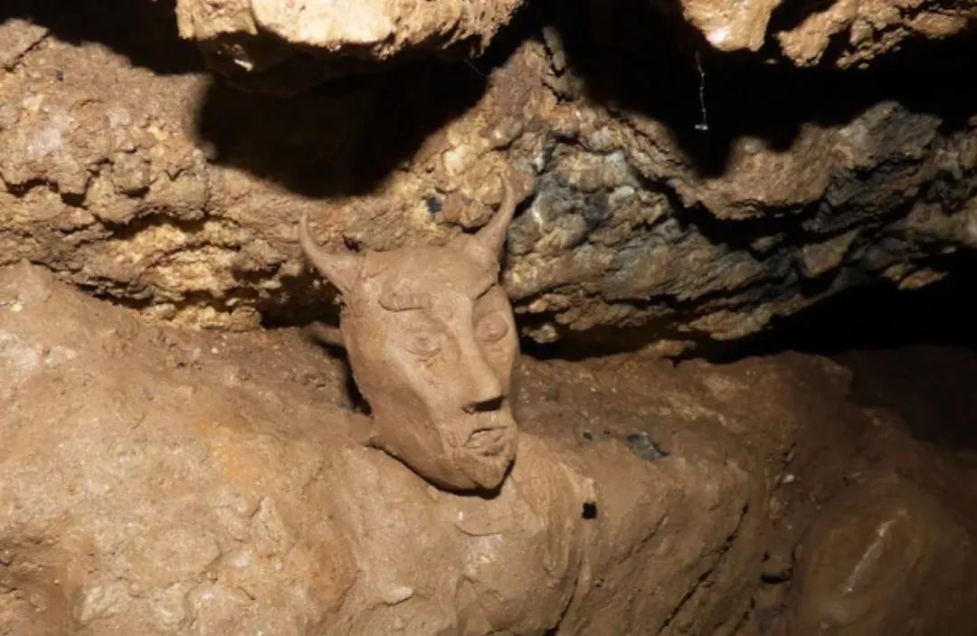 A mysterious map brings a large number of visitors to the Hell Cavern ...