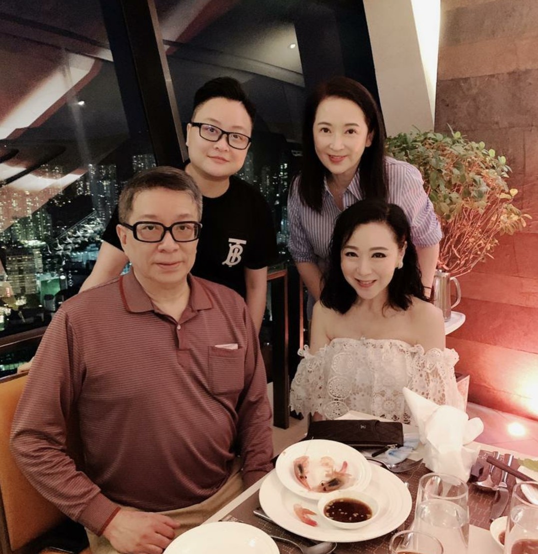 62-year-old "Huang Rong" Wei Qiuhua rarely takes recent photos, and ...