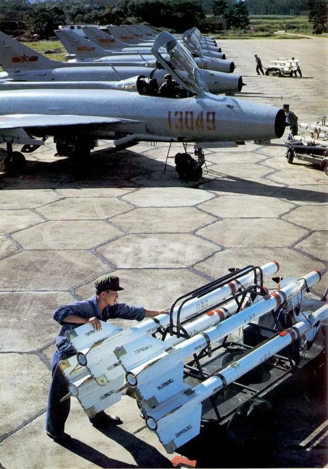 The sword is not old, the J-7 fighter cruises the Taiwan Strait, and ...