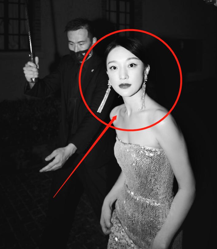 46-year-old Zhou Xun's work picture was exposed, wearing a tight skirt and slim body, but the ...