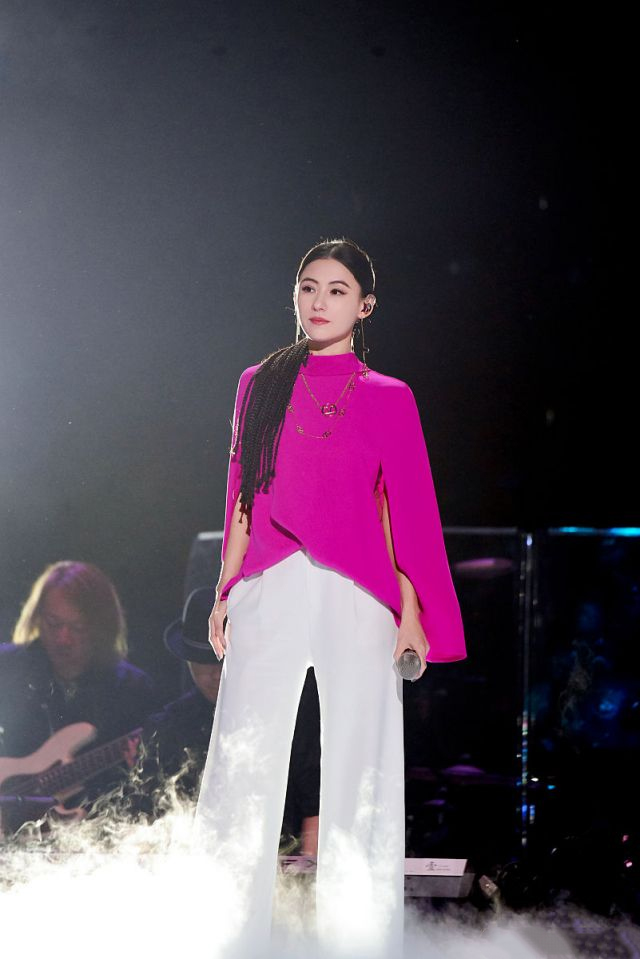 Cecilia Cheung wears more and more girlish style, wearing rose pink top ...