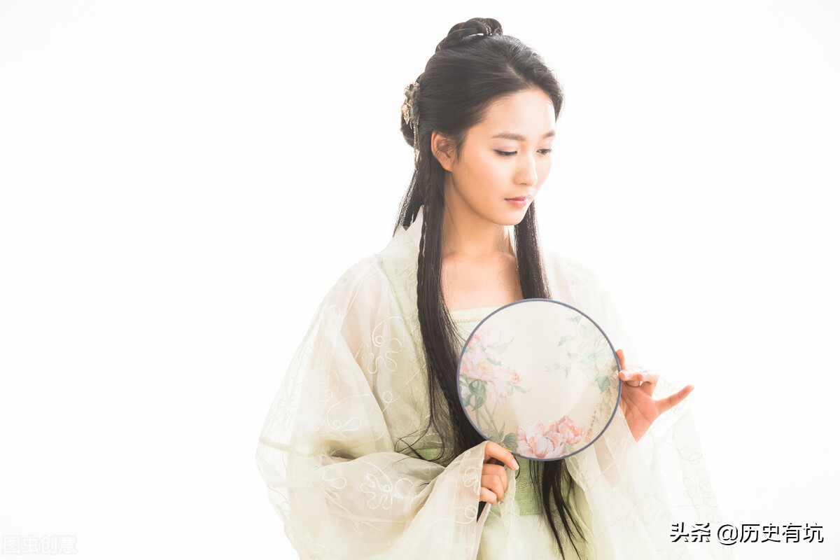 When Jing Ke stabs King Qin, Fan Yuqi volunteers his head?Is he not ...