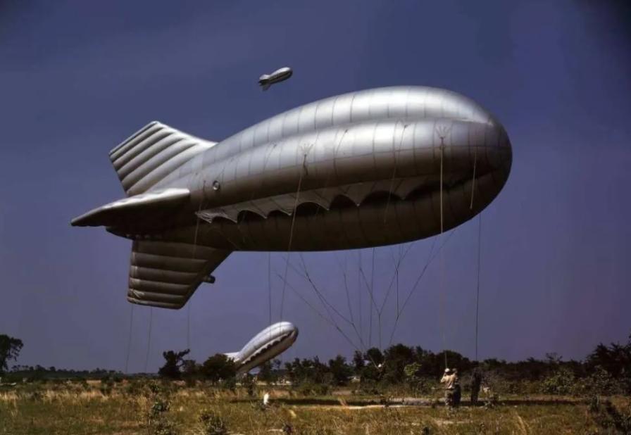 The man-made wall crashed the nuclear submarine?This idea is comparable ...