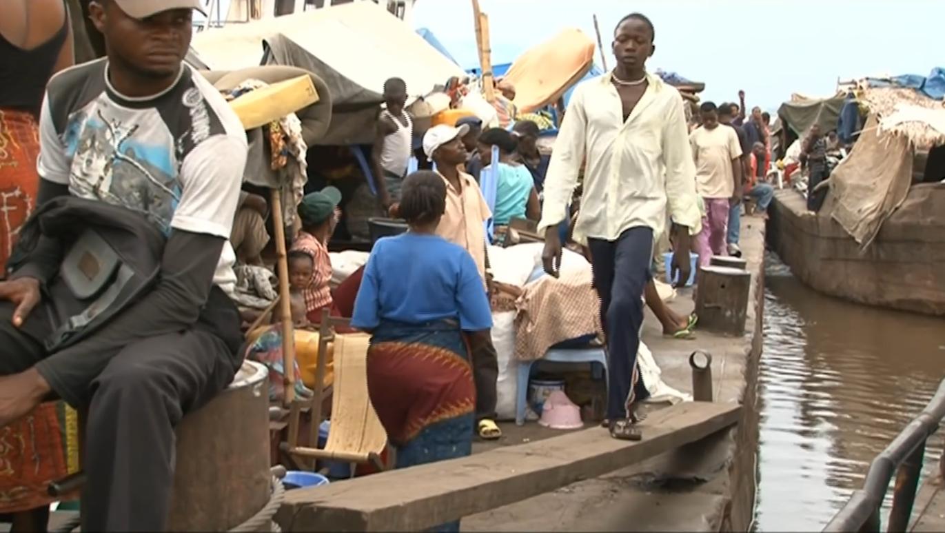 Dangerous travel in Congo, two thousand people crowded in a broken ship ...