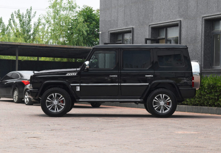 The Beijing BJ80 has a four-wheel drive system, a non-carrying body ...