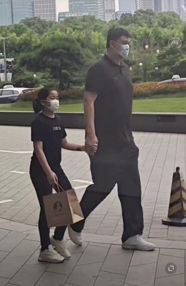 Yao Ming takes his daughter out!Both are dressed in black, 11-year-old ...