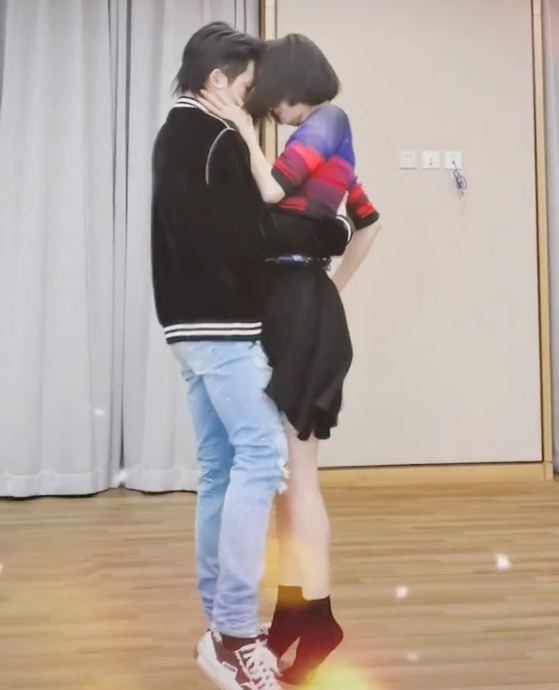 Liya Tong and her 7-year-old male star dance hotly, the ant sucks her ...