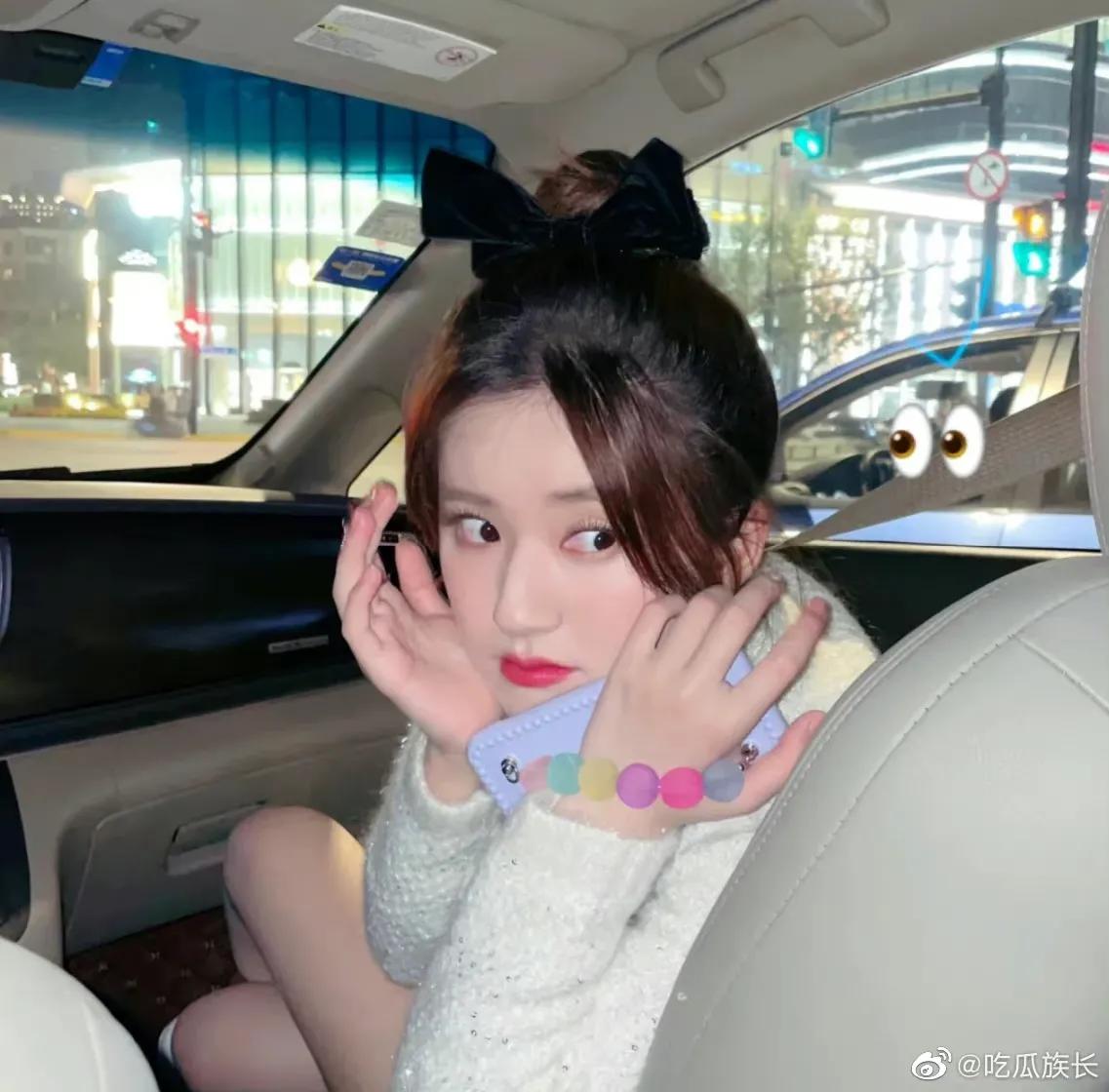 #How many phone cases does Zhao Lusi have# - iNEWS